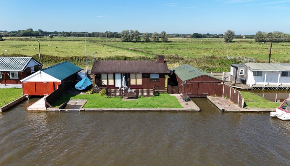 3 bed bungalow, Potter Heigham - Waterside Estate Agents